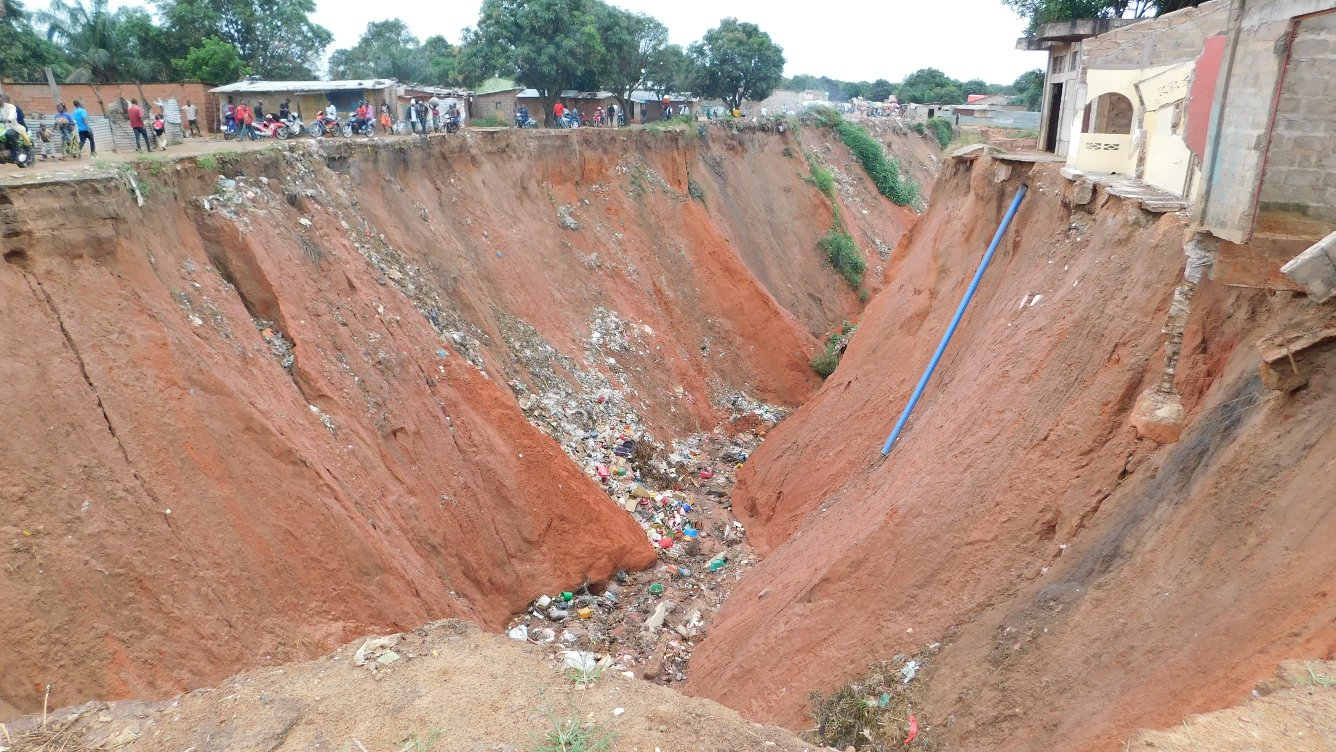 RAVINAS ENGOLEM A VILA DIAMANTÍFERA DE CAFUNFO - Radio Angola