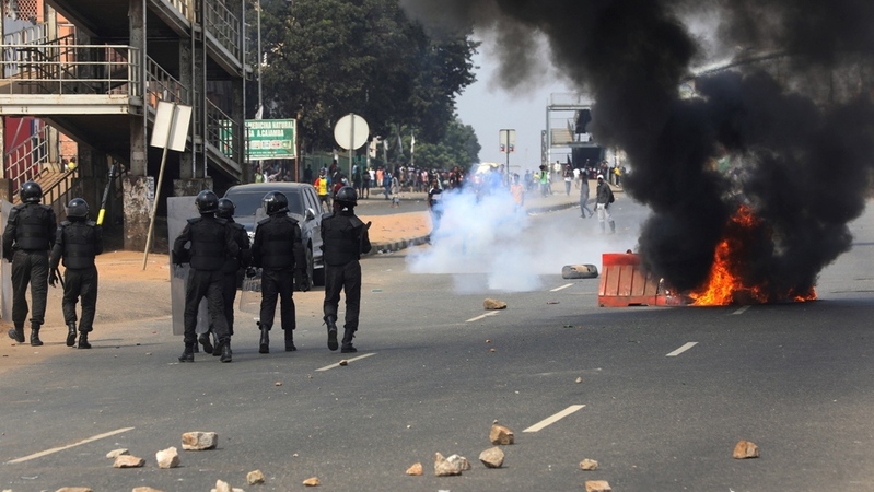 Dezenas de angolanos detidos na sequência de manifestação - Radio Angola