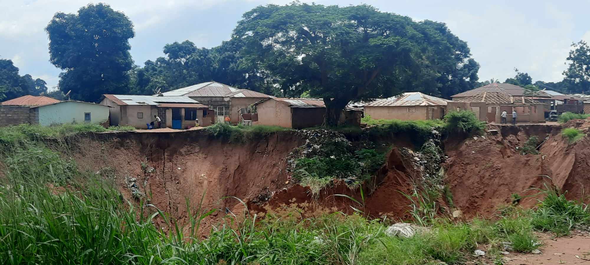 Ravinas de grandes dimensões destroem centenas de casas na Lunda-Norte ...