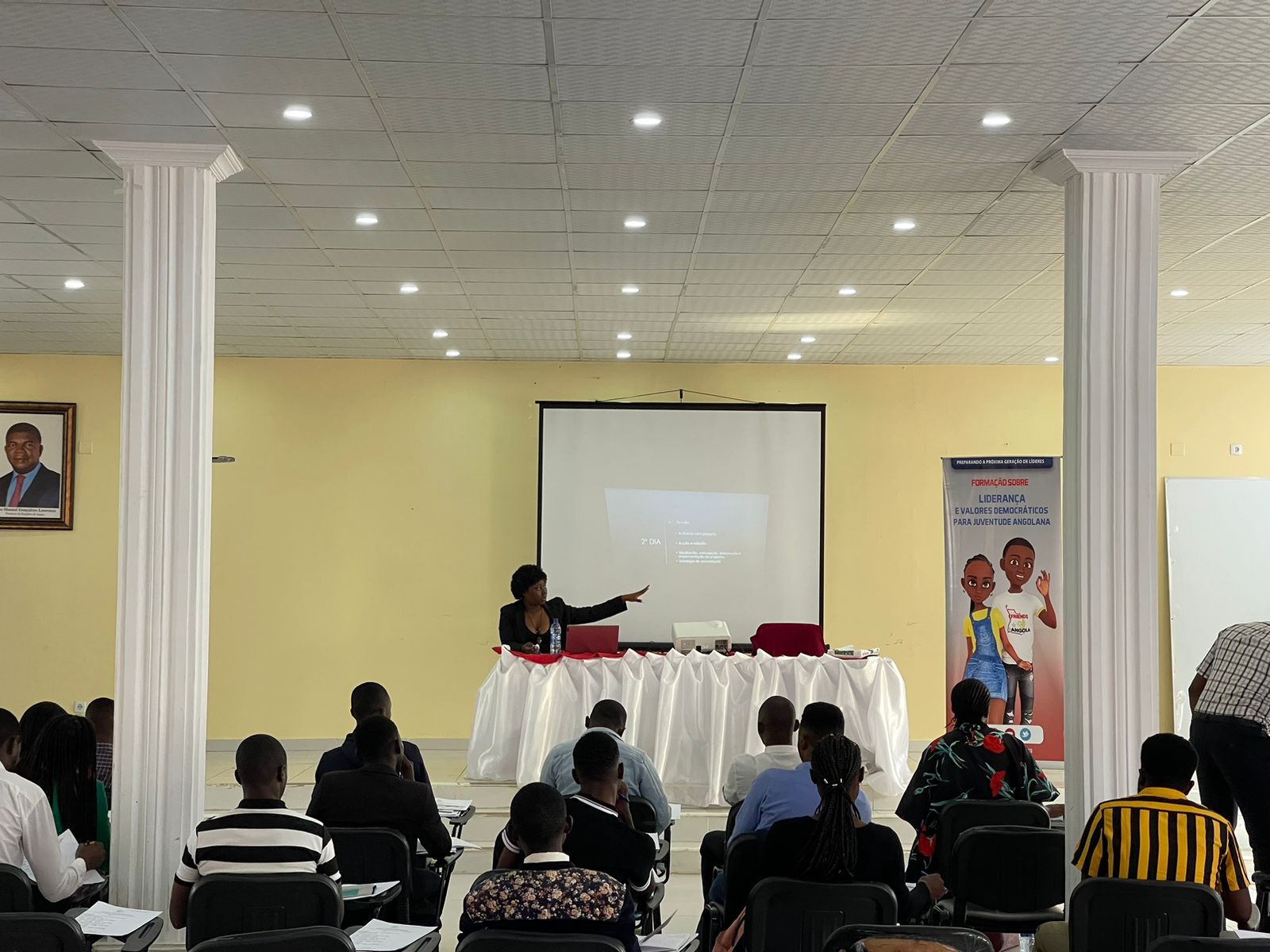 Menongue: Formandos do workshop sobre liderança e valores democráticos ...