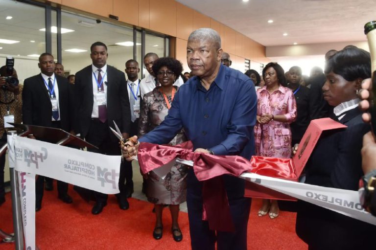 Ministra da Saúde interage com doentes momentos depois da inauguração ...