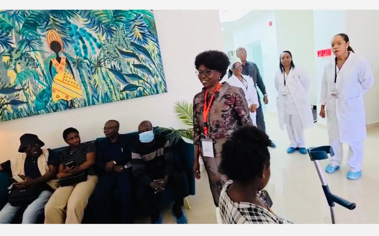 Ministra da Saúde interage com doentes momentos depois da inauguração ...