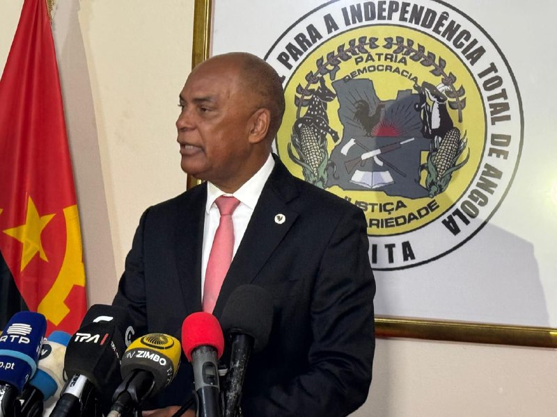 Líder da UNITA reage ao reconhecimento de Jonas Savimbi e Holden ...